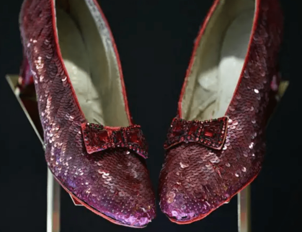 Les pantoufles en rubis rouge du « Magicien d’Oz » vendues 28 millions ...