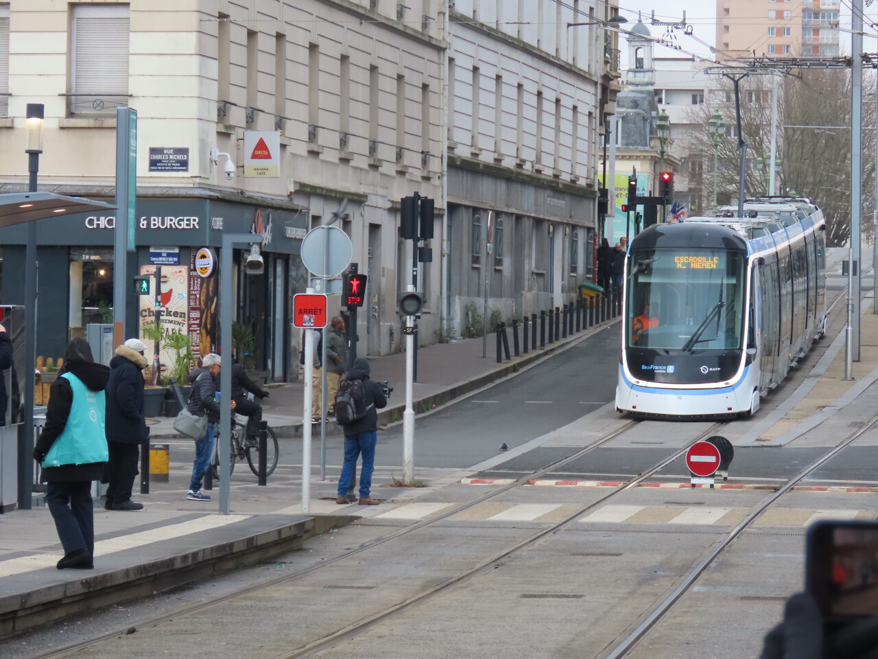 Coupure sur le T1 : perturbations majeures en cours - Streetart Paris