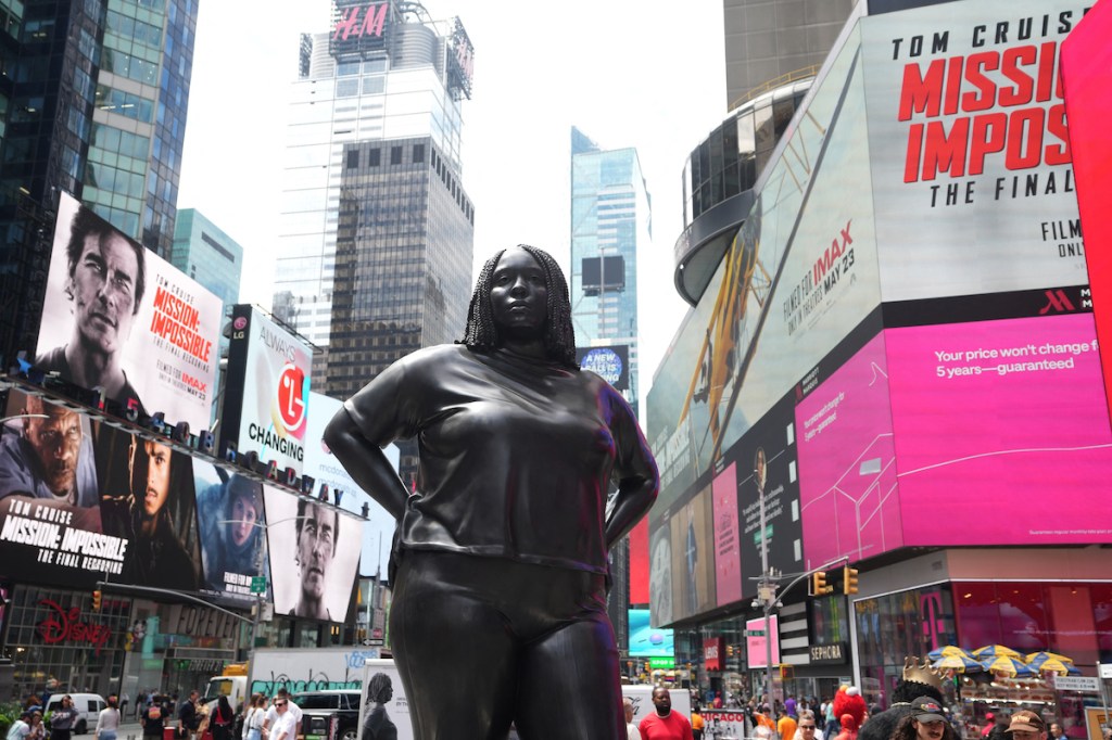Pourquoi la statue géante d'une femme noire choque ? - Streetart Paris