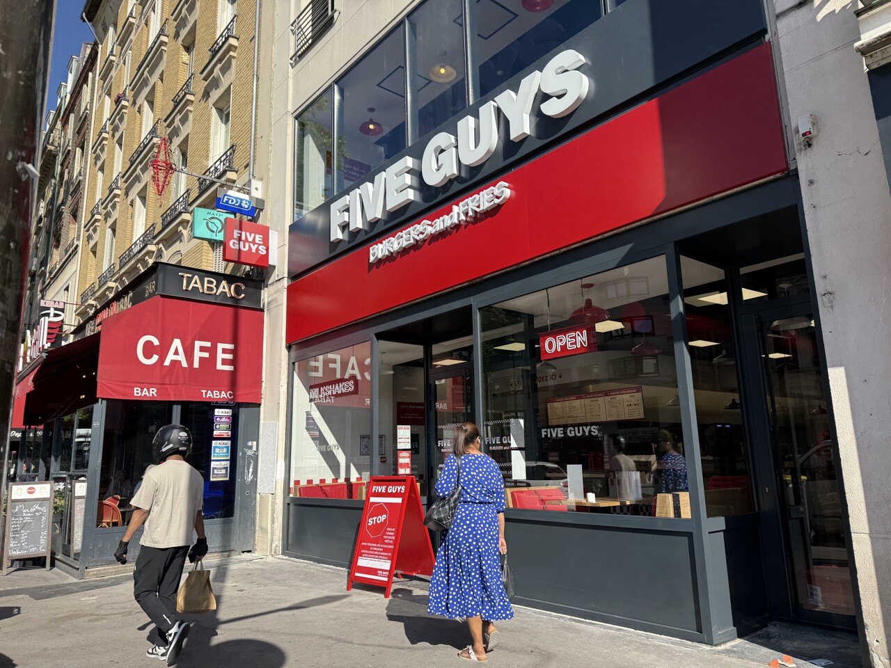 Un nouveau Five Guys débarque au "rond-point de la bouffe" - Streetart ...