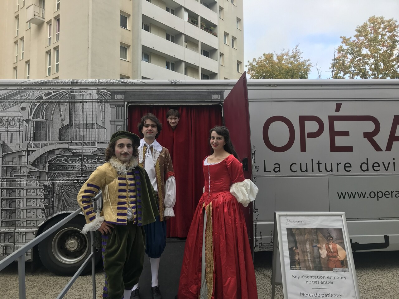 Opérabus: Le baroque enchante un quartier du Val-de-Marne - Streetart Paris