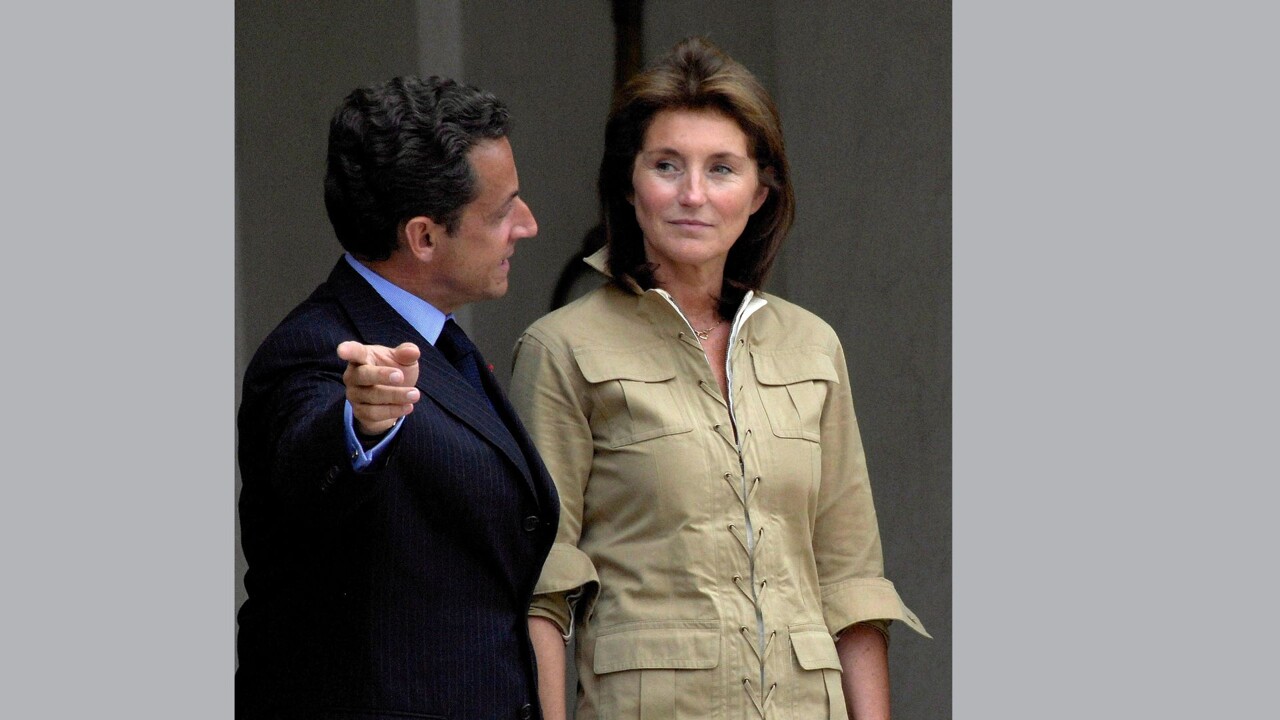 Support émouvant de l'ex-épouse de Sarkozy incarcéré - Streetart Paris