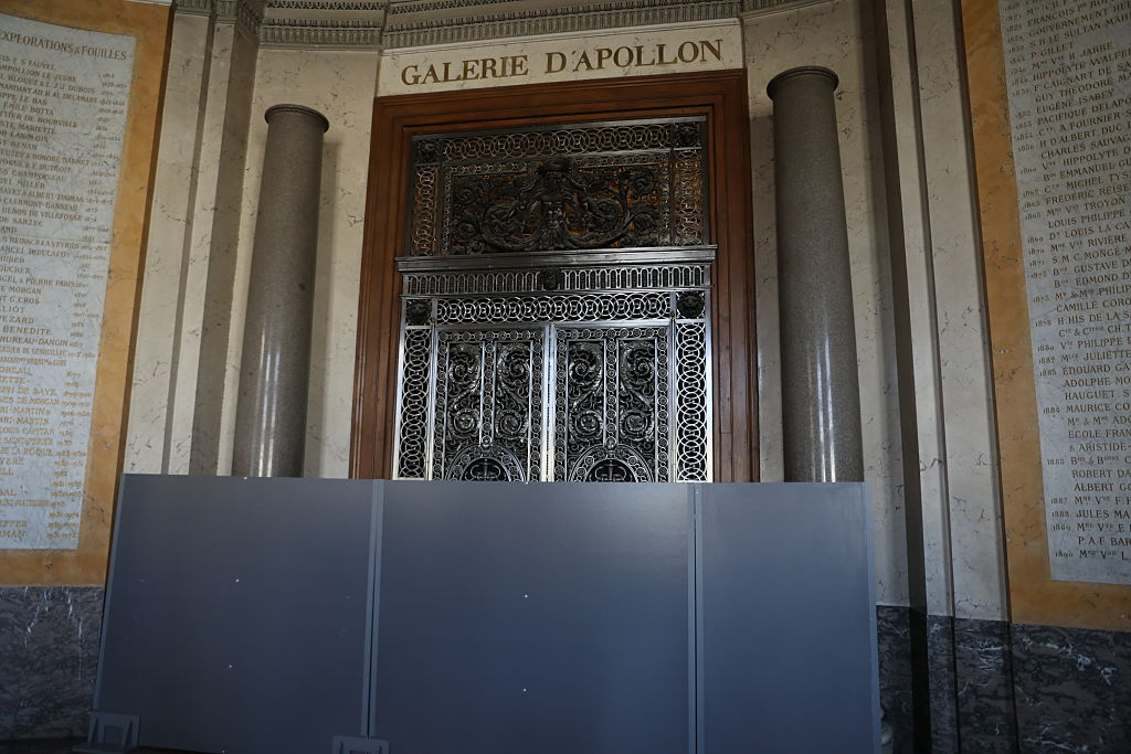 Ex-garde et influenceur suspecté du casse au Louvre - Streetart Paris