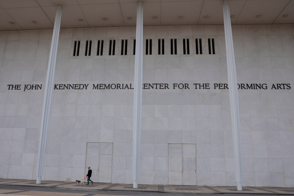 Le Kennedy Center devient 'Trump Center' ? - Streetart Paris
