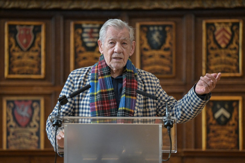 Ian McKellen: Les Secrets de L.S. Lowry Révélés - Streetart Paris