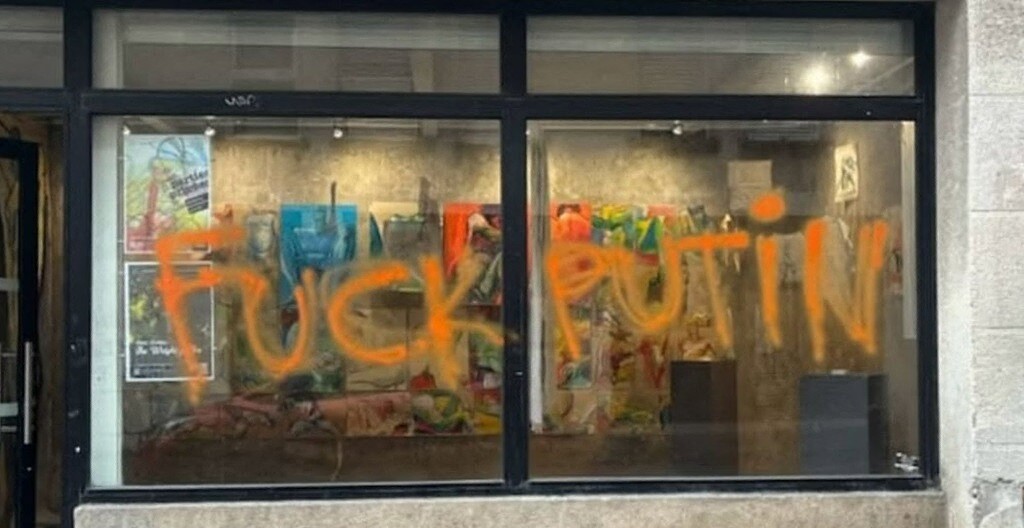 Intrigue à Paris : la galerie liée à une fille de Poutine vandalisée ...