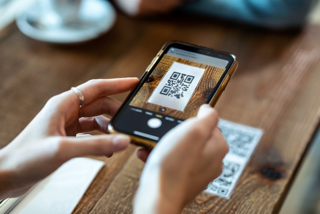 Walker: QR Codes Remplacent le Personnel Accueil - Streetart Paris